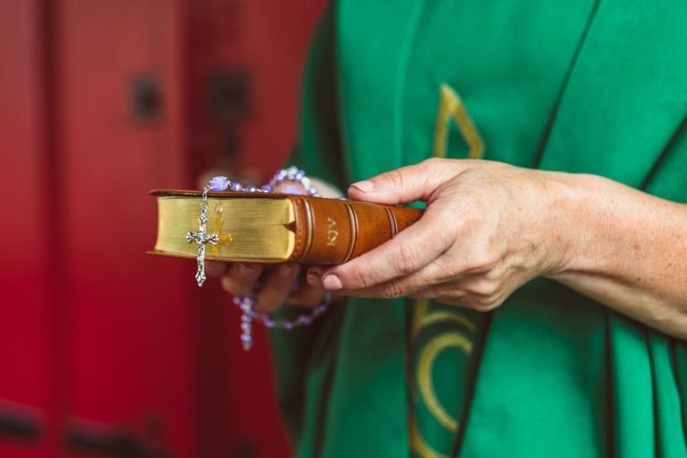 6 Agama di Indonesia serta Kitab Suci dan Hari Besarnya – Gramedia Literasi