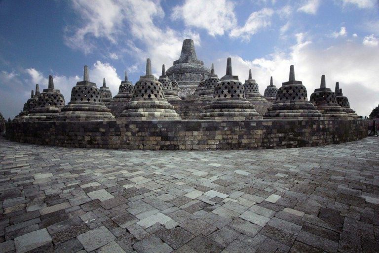 8 Candi Hindu Budha yang Terkenal di Indonesia, Ini Ciri dan Sejarahnya ...