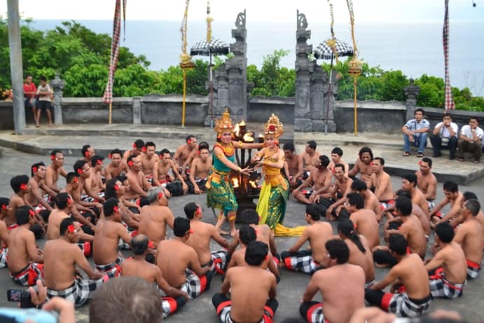 Mengenal Sejarah dan Asal Tari Kecak – Gramedia Literasi