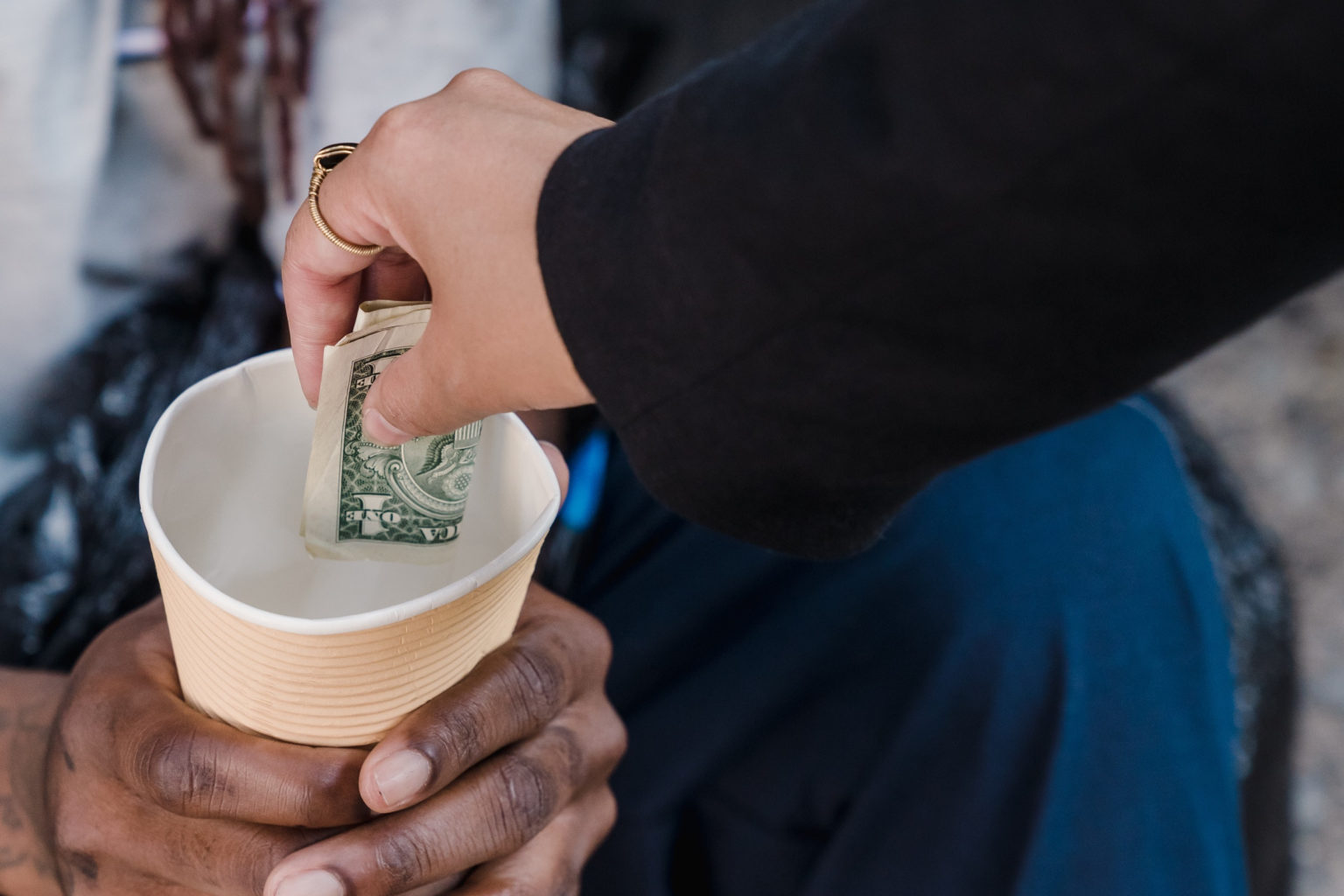 Perbedaan Sedekah, Infaq, Wakaf, dan Zakat – Gramedia Literasi