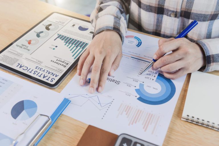 Distribusi Normal: Pengertian, Parameter, Karakteristik, dan Aturan ...