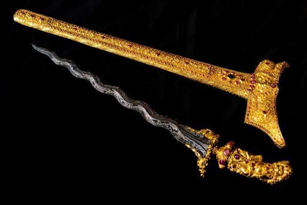 21 Senjata Tradisional Indonesia beserta Fakta & Fungsinya – Gramedia ...