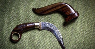 21 Senjata Tradisional Indonesia beserta Fakta & Fungsinya – Gramedia ...