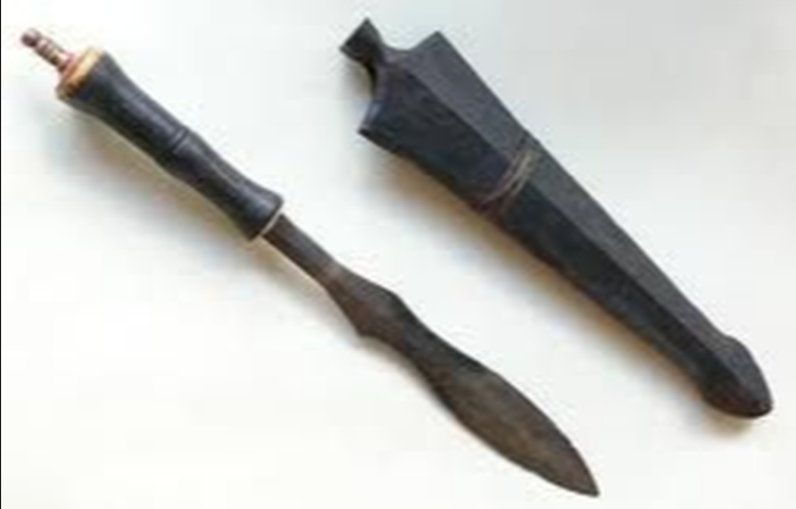 21 Senjata Tradisional Indonesia beserta Fakta & Fungsinya – Gramedia ...