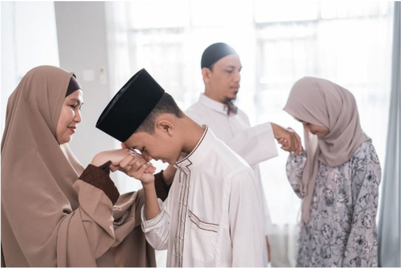 Pengertian Adab dan Contoh Adab dalam Kehidupan Sehari-hari – Gramedia ...