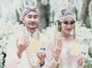 Upacara Pernikahan Adat Sunda: Tahapan dan Serba-serbinya - Gramedia ...