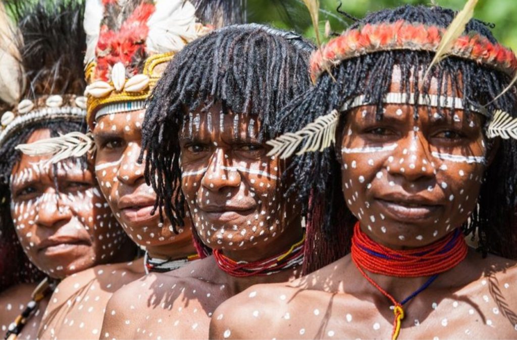 10 Ragam Upacara Adat Papua dan Filosofi Di Baliknya! – Gramedia Literasi