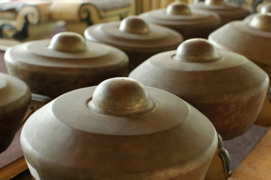 Mengenal Alat Musik Bonang: Jenis, Fungsi dan Cara Menggunakan ...