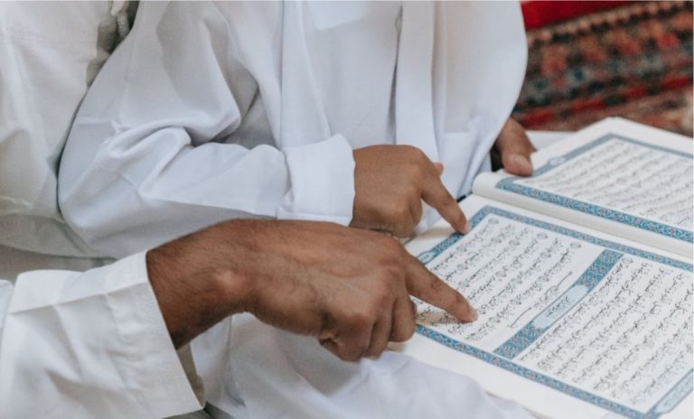 9 Keutamaan Surat Al Mulk, Lengkap dengan Bacaan Surat Arab Latin ...