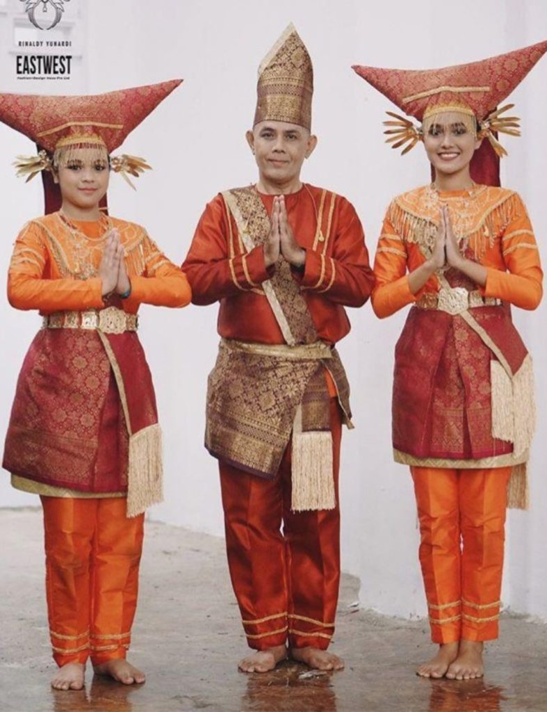 Pola Lantai Tari Piring: Gerakan, Makna, Sejarah, Properti dan Busana ...