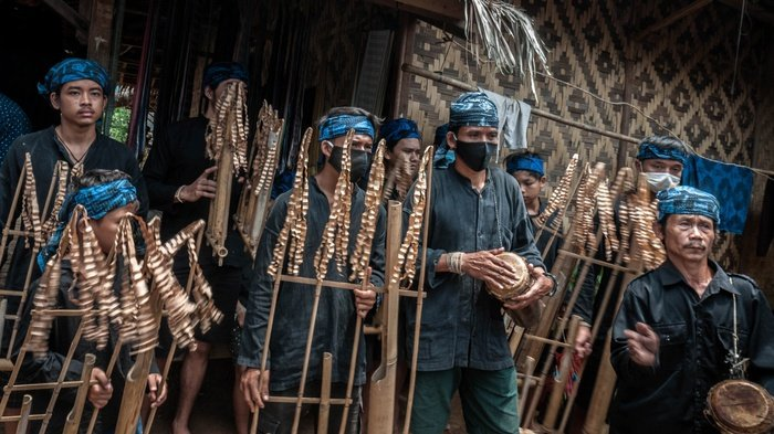 Alat Musik Angklung: Tentang, Sejarah, dan Cara Memainkannya – Gramedia ...