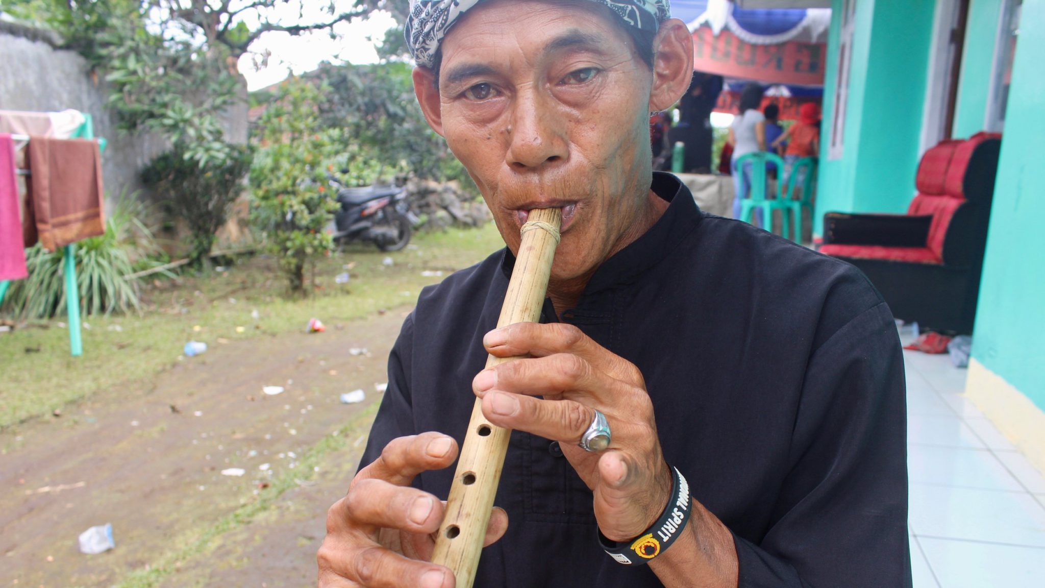 Lagu Daerah dan Alat Musik Tradisional Jawa Barat – Gramedia Literasi