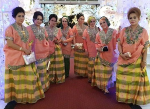 7 Pakaian Adat Sulawesi Selatan yang Masih Lestari Hingga Kini ...