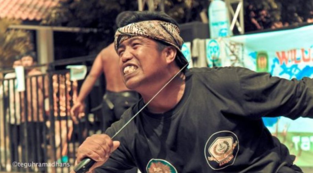 Debus: Pengertian, Sejarah, Perlengkapan, Jenis, dan Urutan Acara ...