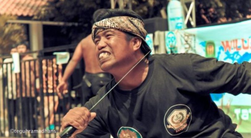 Debus: Pengertian, Sejarah, Perlengkapan, Jenis, dan Urutan Acara ...