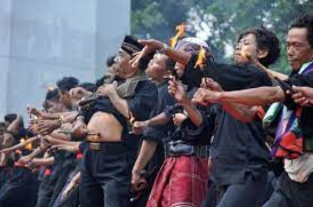 Debus: Pengertian, Sejarah, Perlengkapan, Jenis, dan Urutan Acara ...
