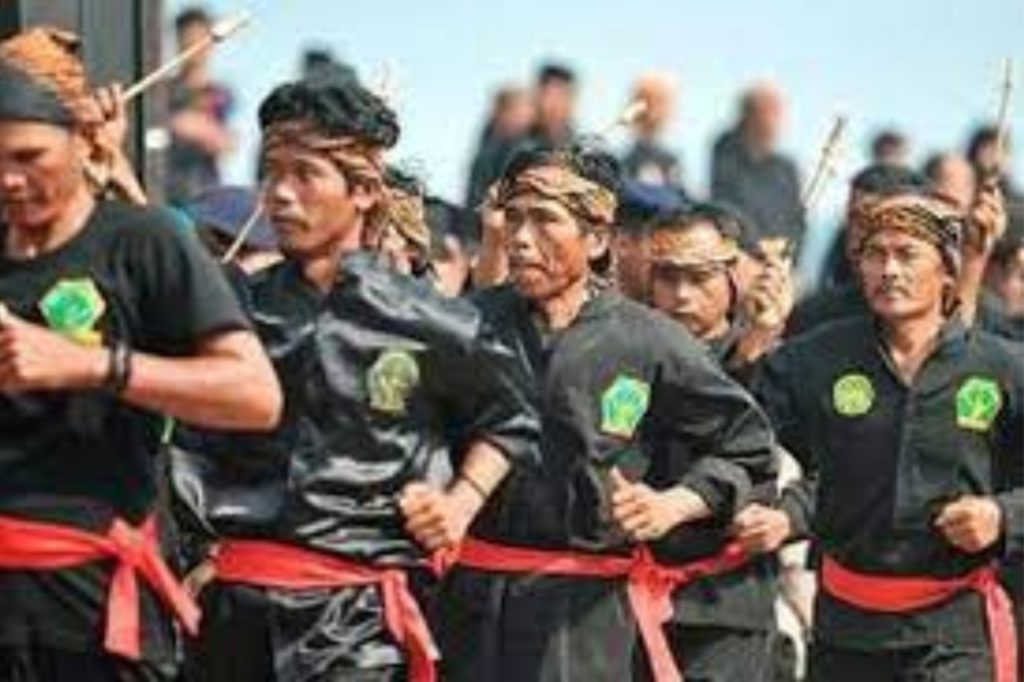 Debus: Pengertian, Sejarah, Perlengkapan, Jenis, dan Urutan Acara ...