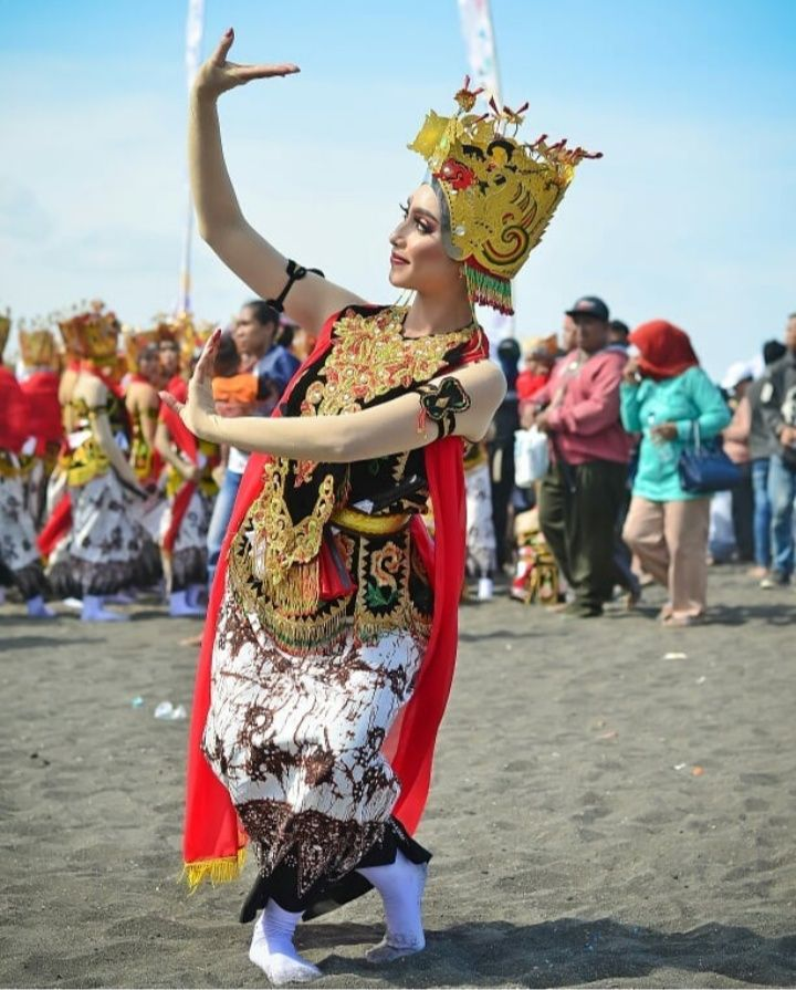 Tari Gandrung: Sejarah, Tata Busana, dan Perkembangannya – Gramedia ...