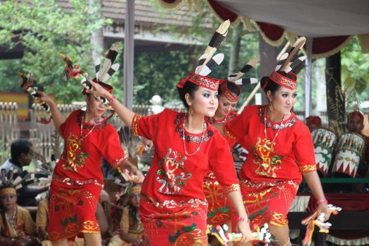 Tari Dayak: Contoh, Properti, Gerakan, dan Pola Lantainya – Gramedia Literasi