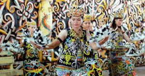 Tari Dayak: Contoh, Properti, Gerakan, dan Pola Lantainya – Gramedia ...