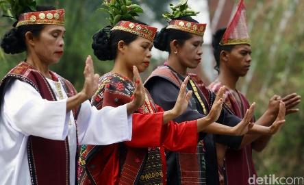Tari Tor Tor: Sejarah, Gerakan, Jenis, Keunikan, Hingga Musik Pengiring ...