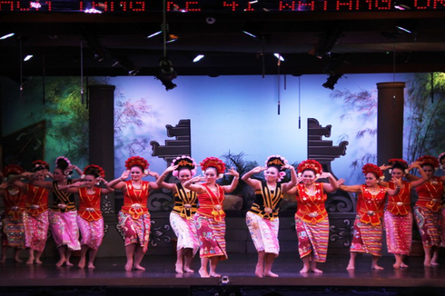 Tari Cokek: Makna, Sejarah, Properti, dan Ragam Gerakannya – Gramedia ...