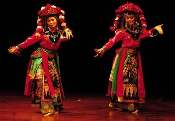 Tari Cokek: Makna, Sejarah, Properti, dan Ragam Gerakannya – Gramedia ...