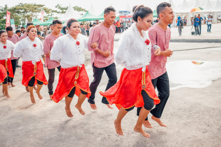 Tari Lenso: Sejarah, Makna, Keunikan, Alat Musik, dan Propertinya ...