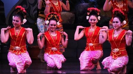 Tari Yapong: Asal Usul, Properti Hingga Pola Lantai dan Gerakannya ...