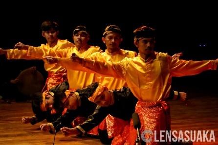 Ada Tari Saman! Ini 12 Ragam Tari Aceh Beserta Penjelasannya – Gramedia ...