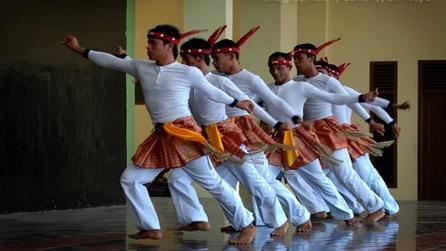 Ada Tari Saman! Ini 12 Ragam Tari Aceh Beserta Penjelasannya – Gramedia ...
