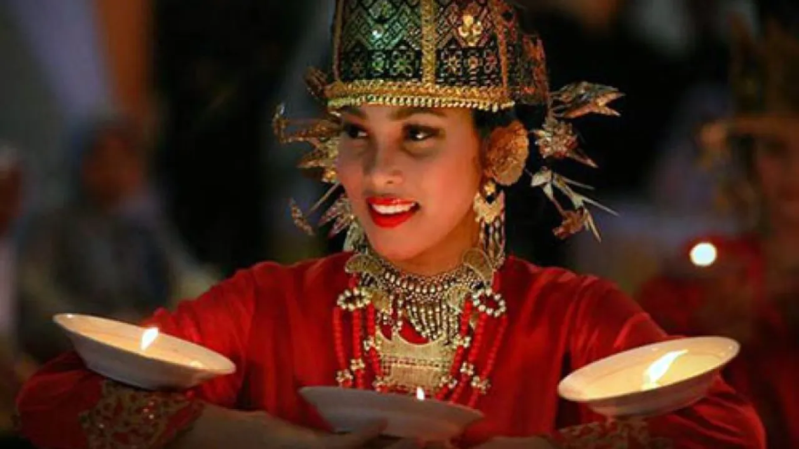 Tari Lilin: Sejarah, Makna, Gerakan, Pola Lantai, Properti & Musik Pengiring – Gramedia Literasi