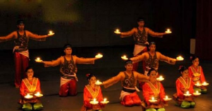 Tari Lilin: Sejarah, Makna, Gerakan, Pola Lantai, Properti & Musik Pengiring – Gramedia Literasi