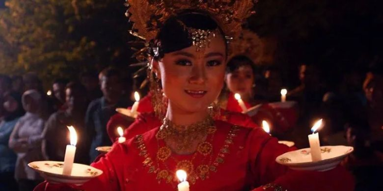 Tari Lilin: Sejarah, Makna, Gerakan, Pola Lantai, Properti & Musik Pengiring – Gramedia Literasi