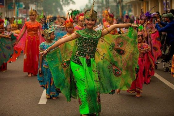 Tari Merak: Sejarah, Makna, Ciri, Kostum, hingga Gerakannya