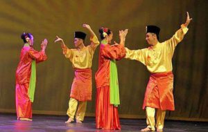 Mengenal Tari Zapin: Sejarah, Gerakan, Musik Pengiring, dan Pola Lantai ...