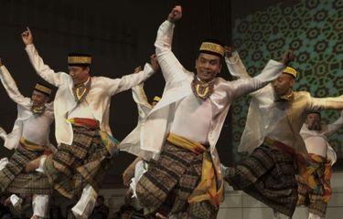 Mengenal Tari Zapin: Sejarah, Gerakan, Musik Pengiring, dan Pola Lantai ...