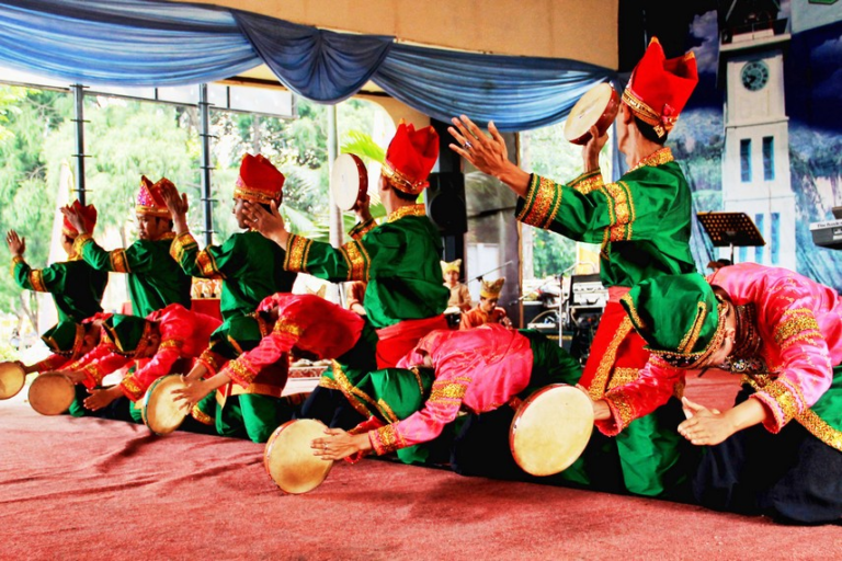 Mengenal Tari Indang, Sejarah, Fungsi, Pola Lantai, dan Propertinya ...