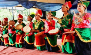 Mengenal Tari Indang, Sejarah, Fungsi, Pola Lantai, dan Propertinya ...