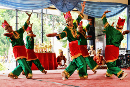 Mengenal Tari Indang, Sejarah, Fungsi, Pola Lantai, dan Propertinya ...