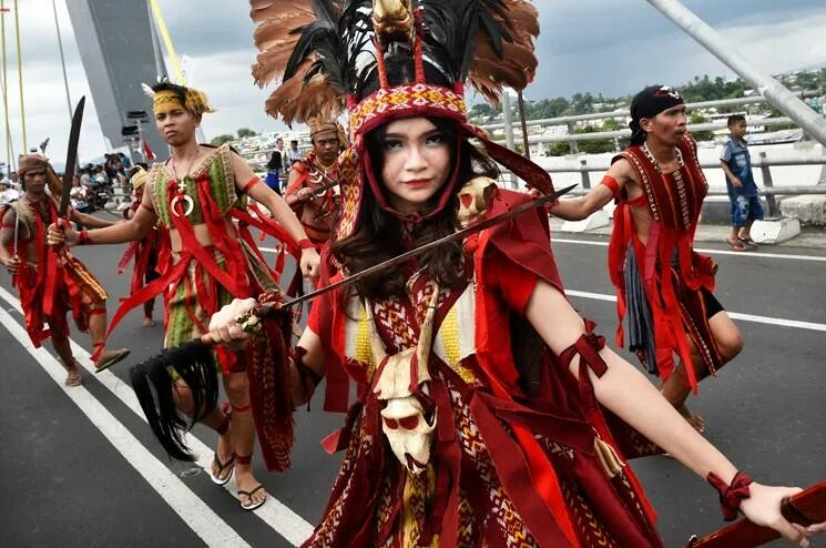 Tari Cakalele: Sejarah, Properti, Keunikan, dan Fungsinya – Gramedia ...