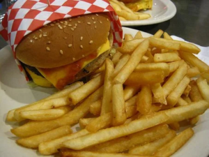 Junk Food: Pengertian, Jenis, dan Bahayanya Bagi Kesehatan – Gramedia ...