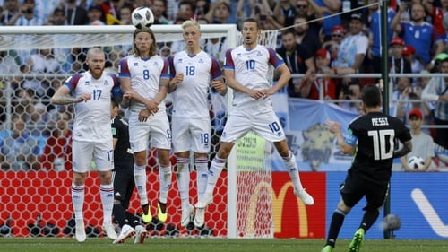 4 Teknik Menendang Bola yang Perlu Dikuasai Bagi Para Pemula – Gramedia ...