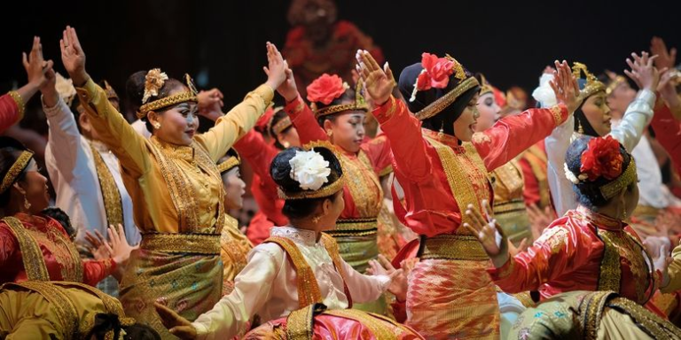 Tari Ratoh Jaroe: Sejarah Singkat, Gerakan, dan Kostum – Gramedia Literasi