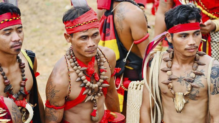5 Pakaian Adat Kalimantan Barat Serta Makna Dibaliknya! – Gramedia Literasi