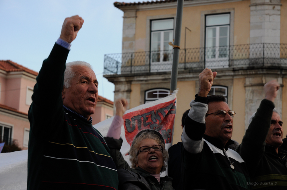 Pengertian dan Dampak Fanatisme terhadap Perilaku Sosial – Gramedia ...