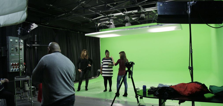 Audiovisual : Pengertian, Ciri, Fungsi, Manfaat, dan Tujuan – Gramedia ...