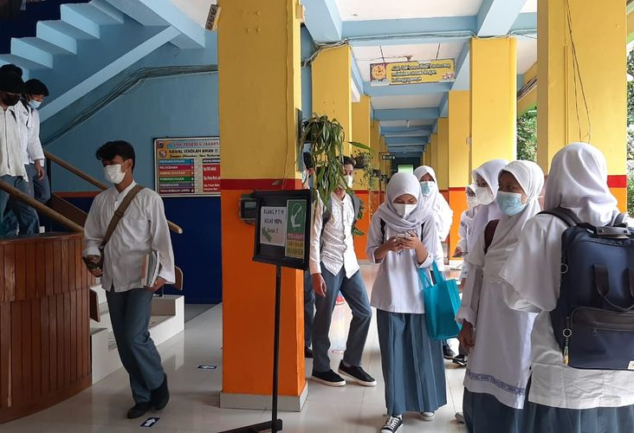 Pengertian STM Hingga Perbedaannya dengan SMK dan SMA - Gramedia
