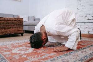 Pengertian Sujud Tilawah: Hukum, Rukun, Tata Cara, Doa, Hingga Ayat ...