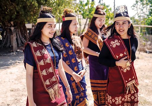 8 Jenis Pakaian Adat NTT (Nusa Tenggara Timur) – Gramedia Literasi